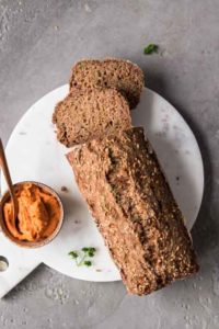 Saftiges glutenfreies und veganes Zucchinibrot ohne Hefe