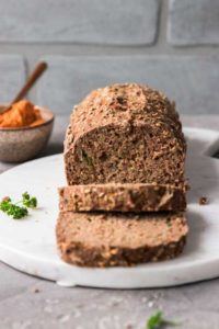 Saftiges glutenfreies und veganes Zucchinibrot ohne Hefe