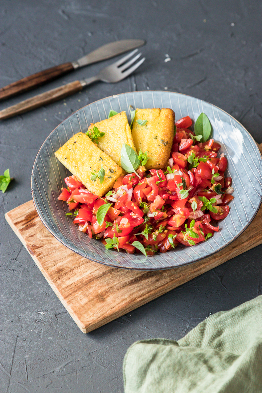 Glutenfreie und vegane Polenta Schnitten mit Tomatensalat