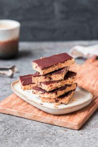 Glutenfreie und vegane No Bake Cookie Dough Schnitten