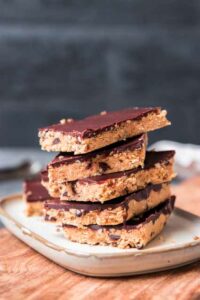 Glutenfreie und vegane No Bake Cookie Dough Schnitten